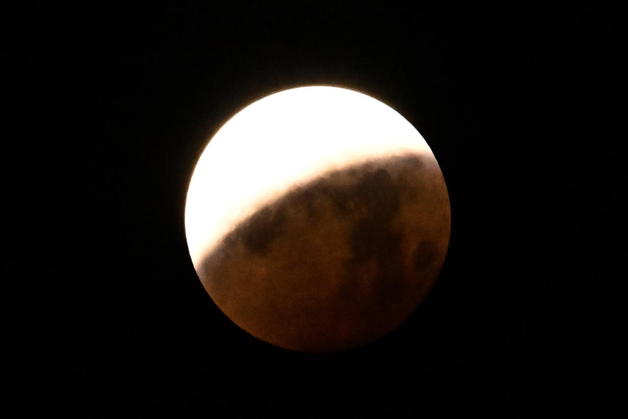 Eclipse lunar total: confira imagens da Lua de Sangue ao redor do mundo
